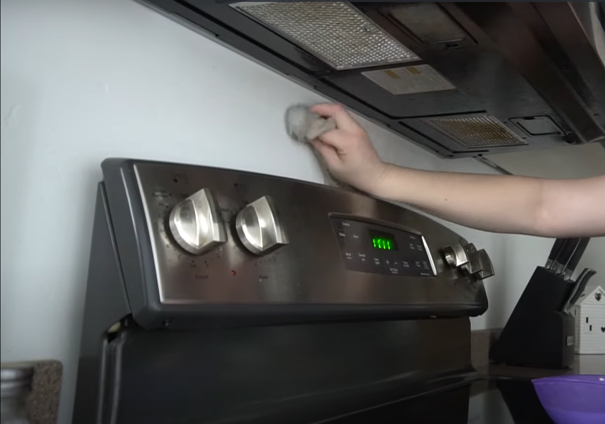 How to Protect Kitchen Wall From Grease? - KitchenProfy