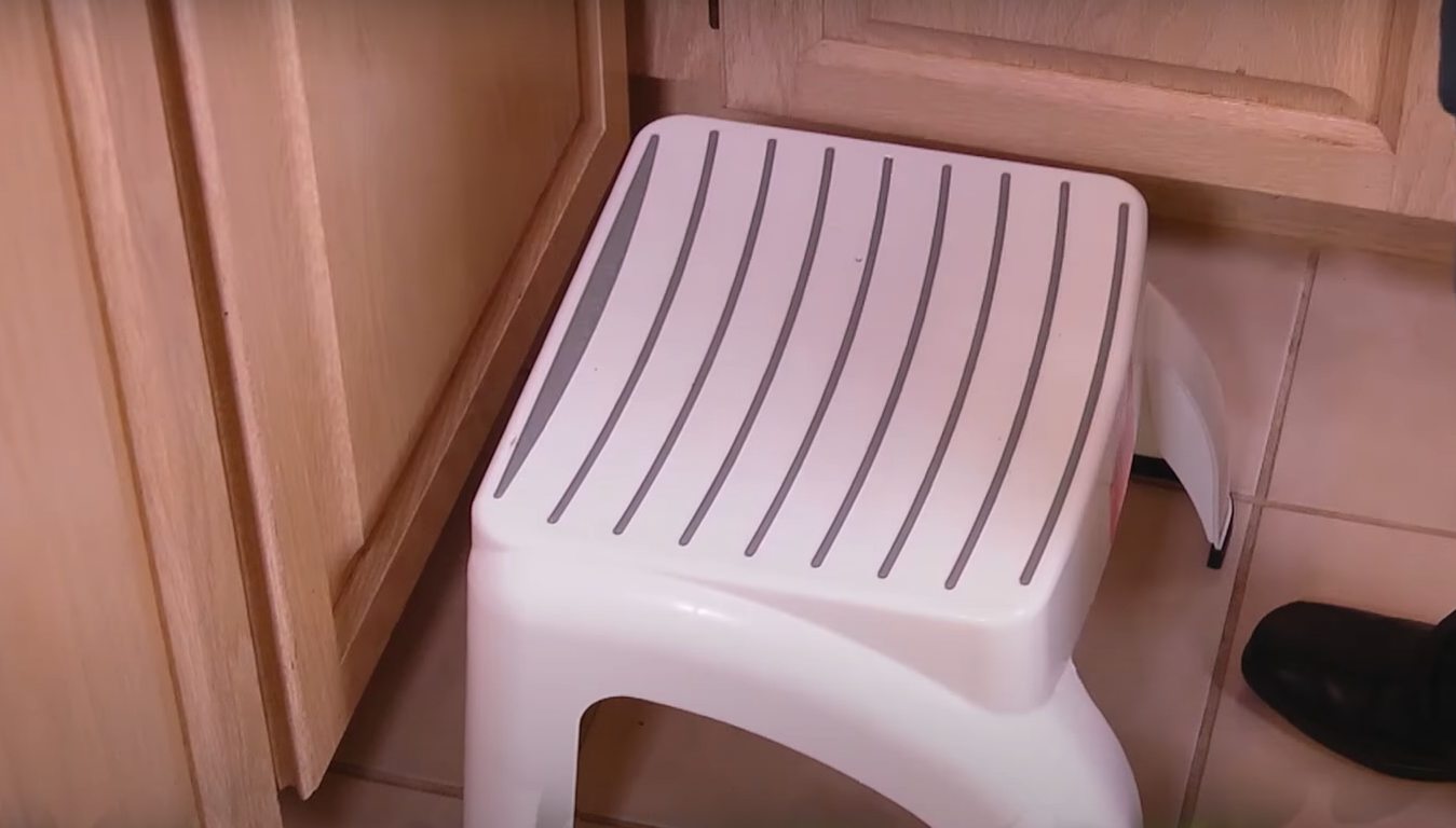 How to Prevent Falls in the Kitchen? - KitchenProfy